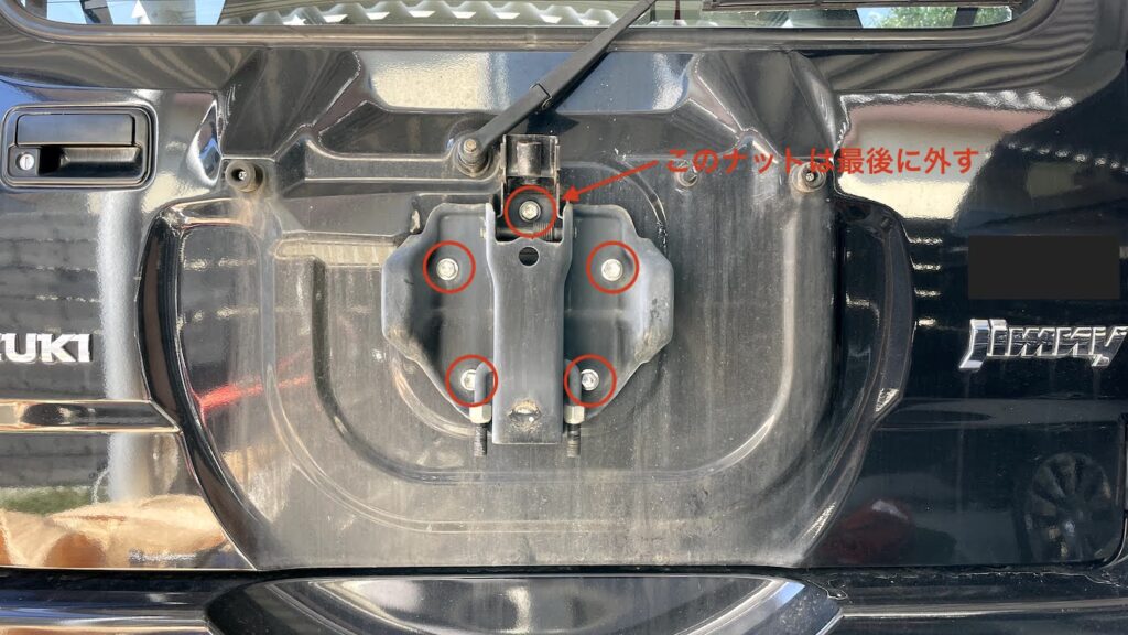 スペアタイヤ（後ろのタイヤ）の取り外し方｜ジムニーJB23 - JIMNY LIFE｜ジムニーライフ