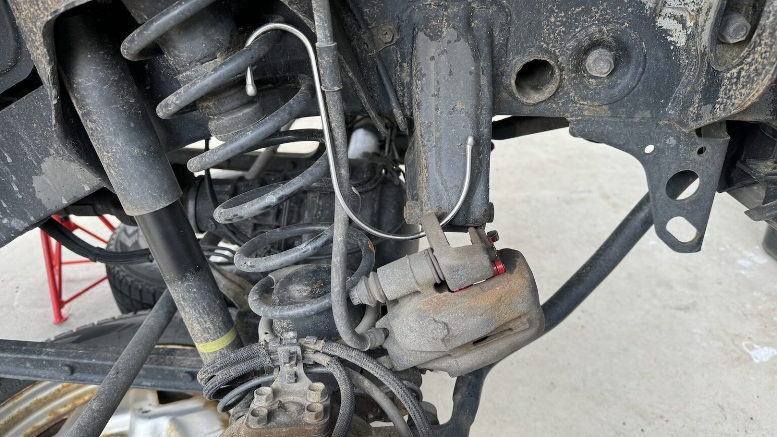 JB23ジムニー6型｜足回りからの異音を解消！13万km超走行したジムニーのフロントハブベアリング交換 交換の仕方や必要な工具なども紹介 - JIMNY LIFE｜ジムニーライフ