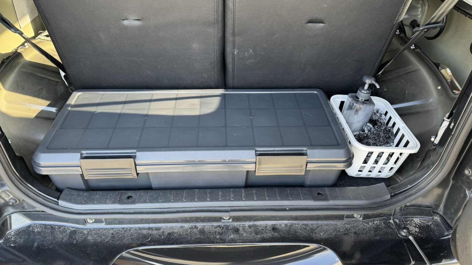 JB23ジムニーフルフラット化の必須アイテム「アイリスオーヤマRVボックス770Fチャコールグレー」でラゲッジスペースをフルフラットにして車中泊空間をつくる！ - JIMNY LIFE｜ジムニーライフ